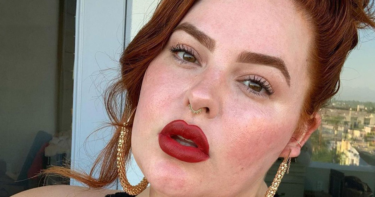 The 155-pound model splashes around in the pool in new footage ...