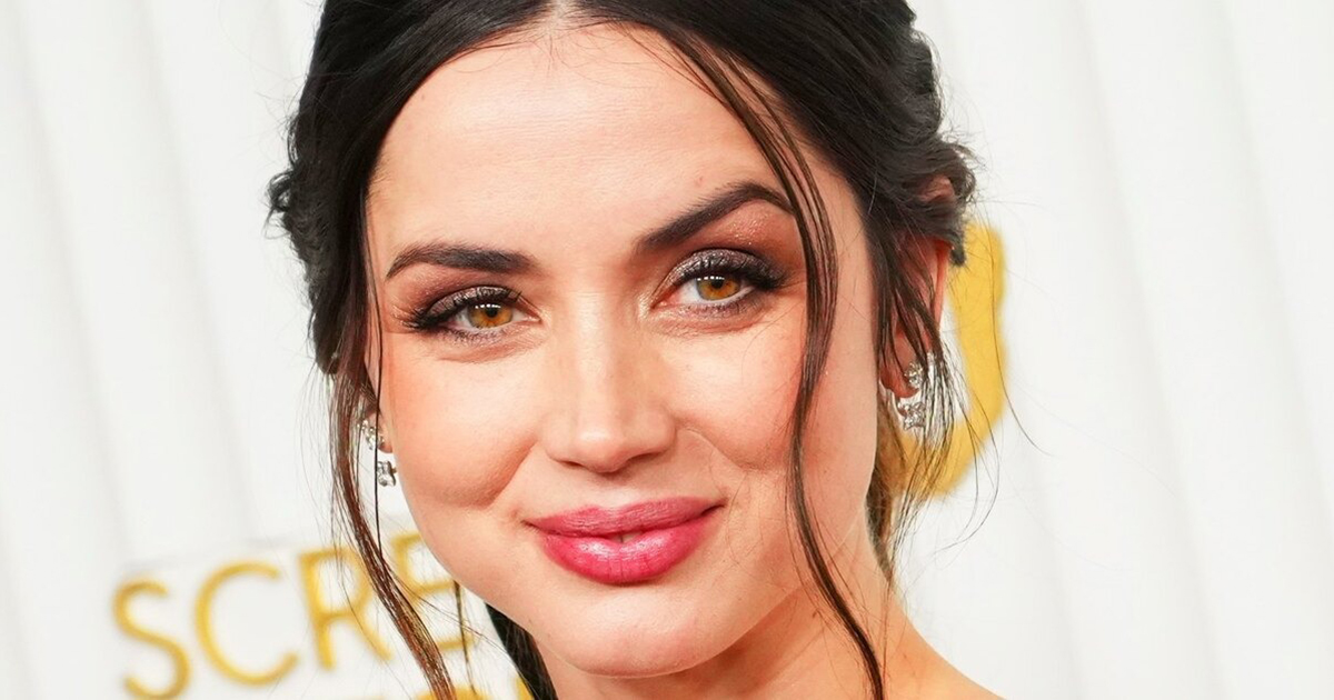 Tummy-length neckline and thin straps: Ana de Armas in a bra-less dress ...