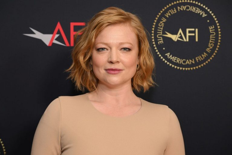 You can't hide your tummy anymore. Sarah Snook, star of "The Heirs ...