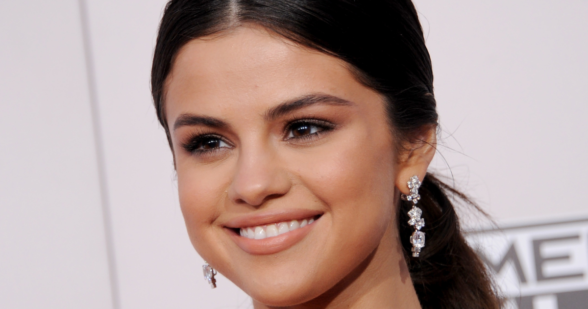 The Dress Emphasized All Her Flaws The Paparazzi Showed How Selena