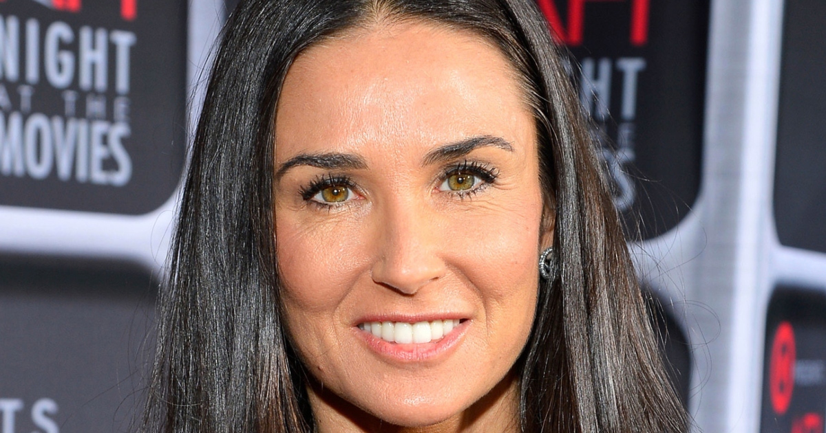 "Star Mom And Daughters Having Fun On The Beach": 61-Year-Old Demi ...