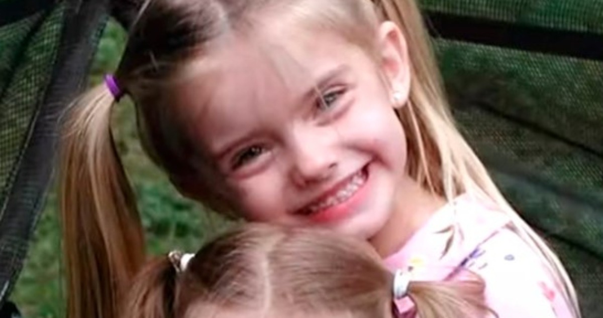 Identiškos dvynės – viena gimė su skylute širdyje, kita – pėda ...